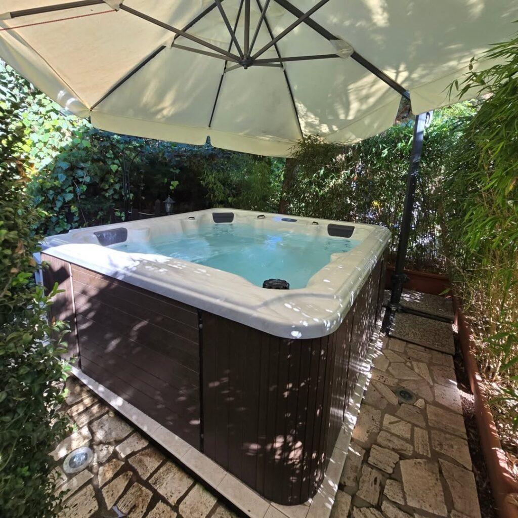 Outdoor Jacuzzi Designs That Work for Every Backyard Size